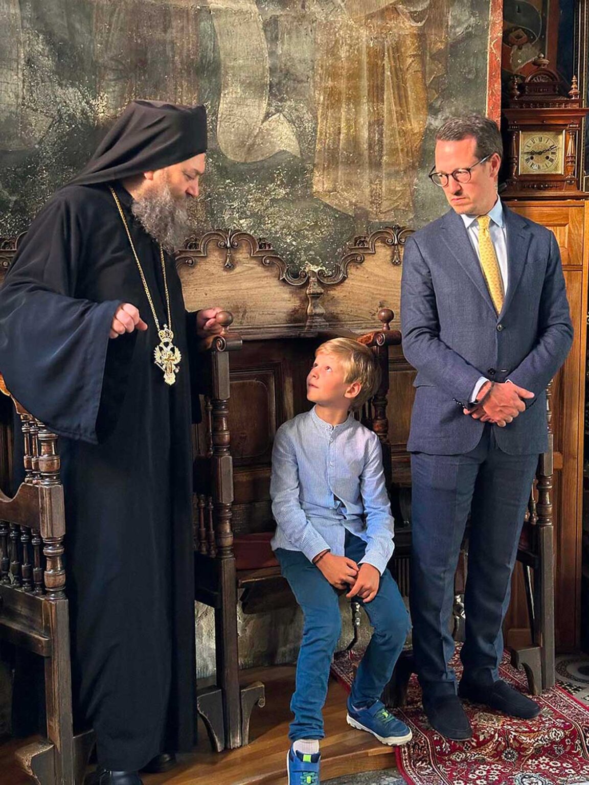 Le prince héréditaire Filip emmène son fils Stefan pour la première ...