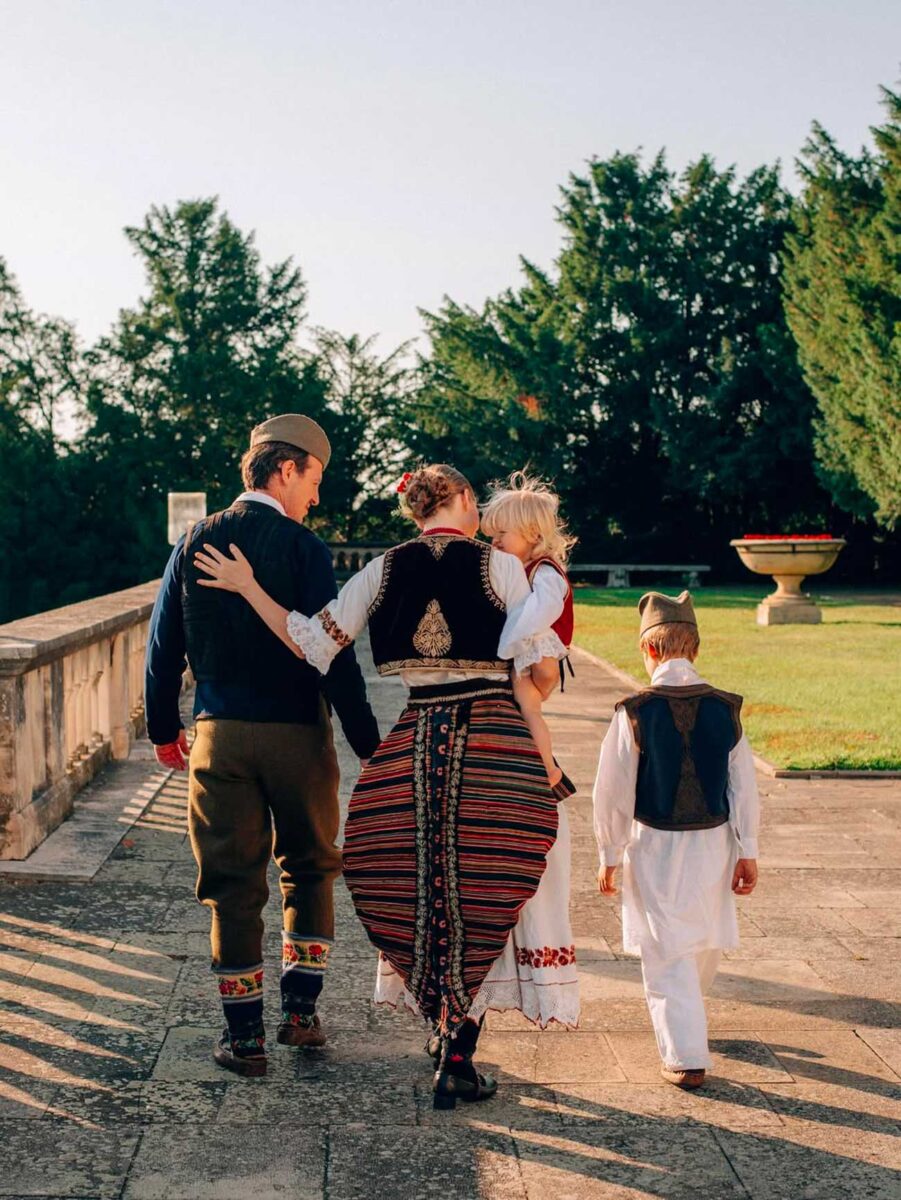 Splendides photos de la famille héritière de Serbie en tenues ...
