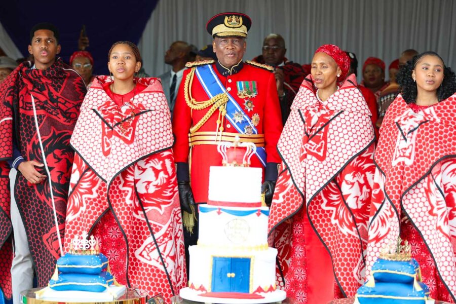 La famille royale entoure le roi Letsie III aux célébrations publiques ...