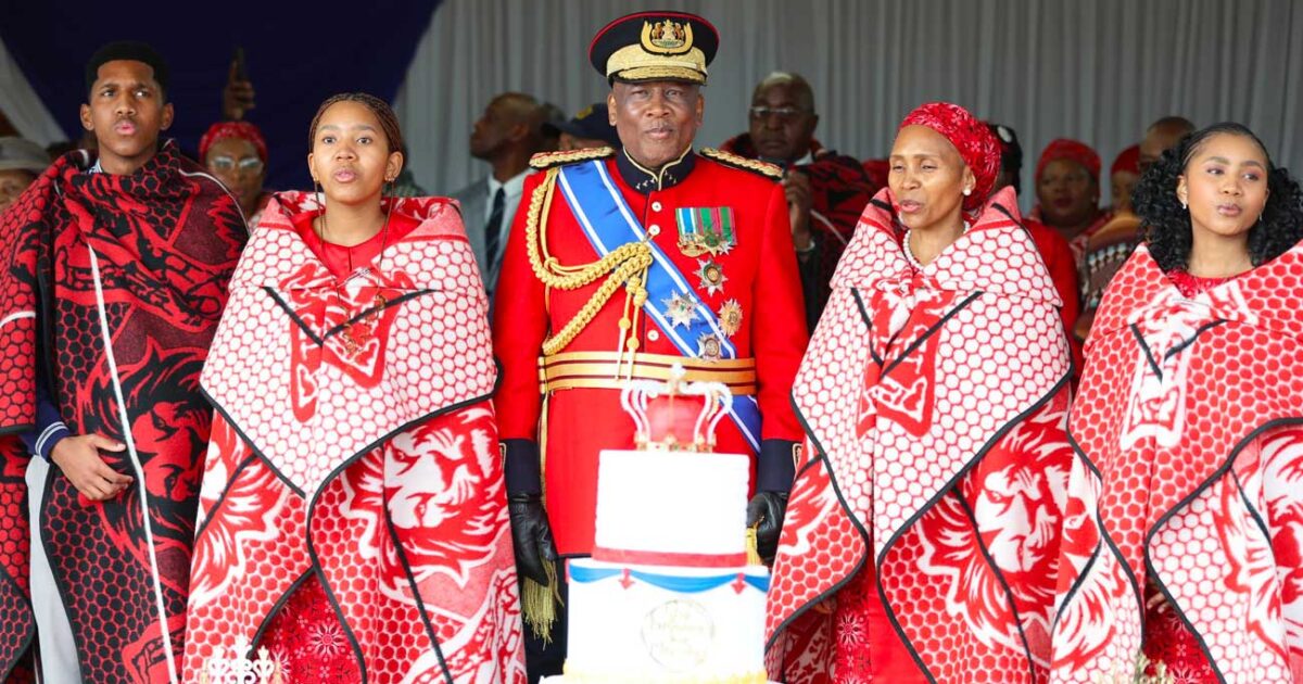 La famille royale entoure le roi Letsie III aux célébrations publiques ...