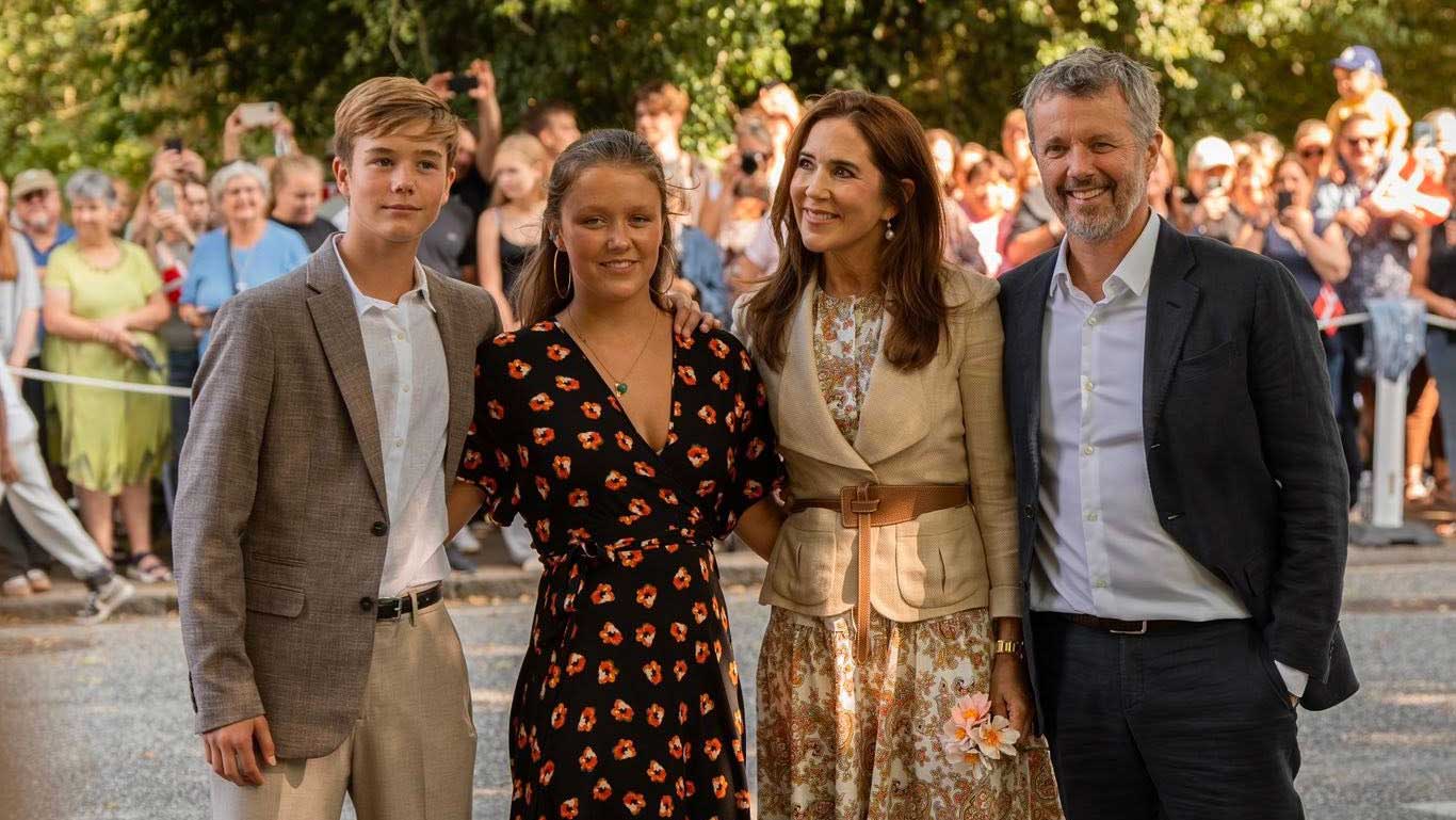 Le roi Frederik X, la reine Mary, la princesse Isabella et le prince ...