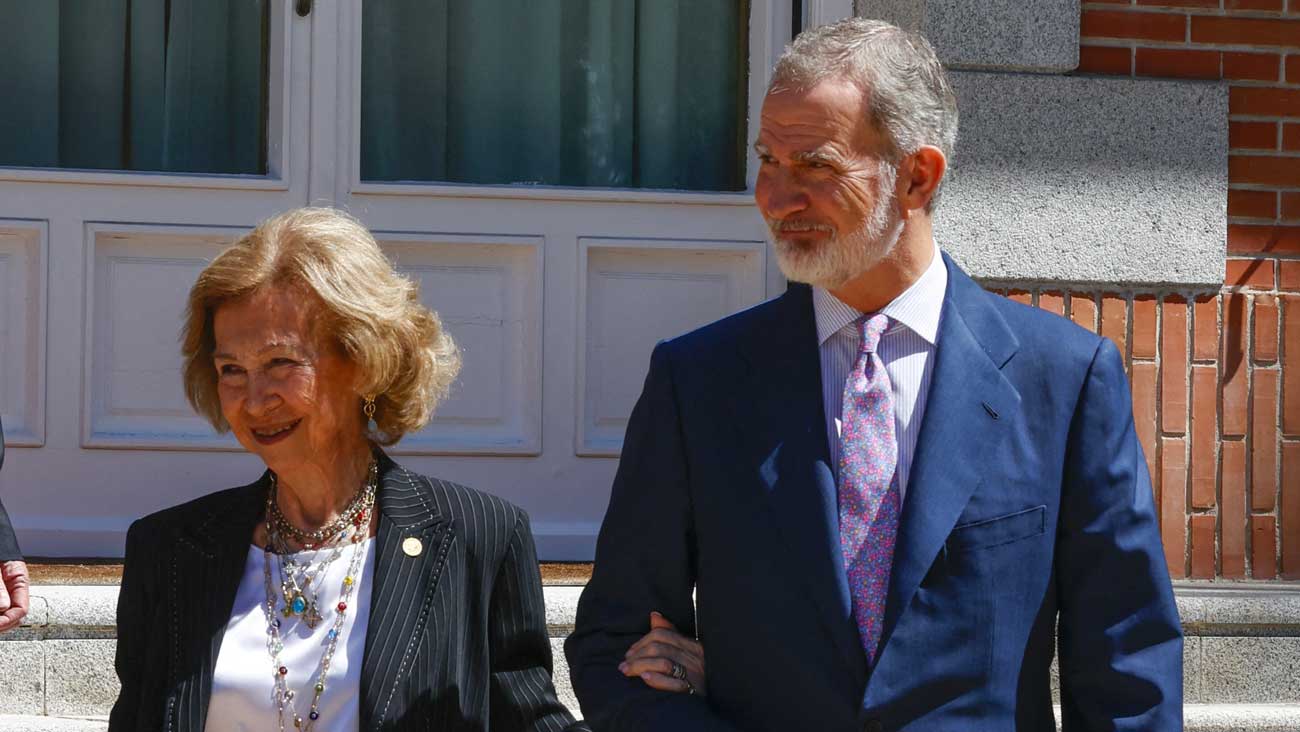 Le roi Felipe fait une très rare apparition publique avec sa mère Sofia ...