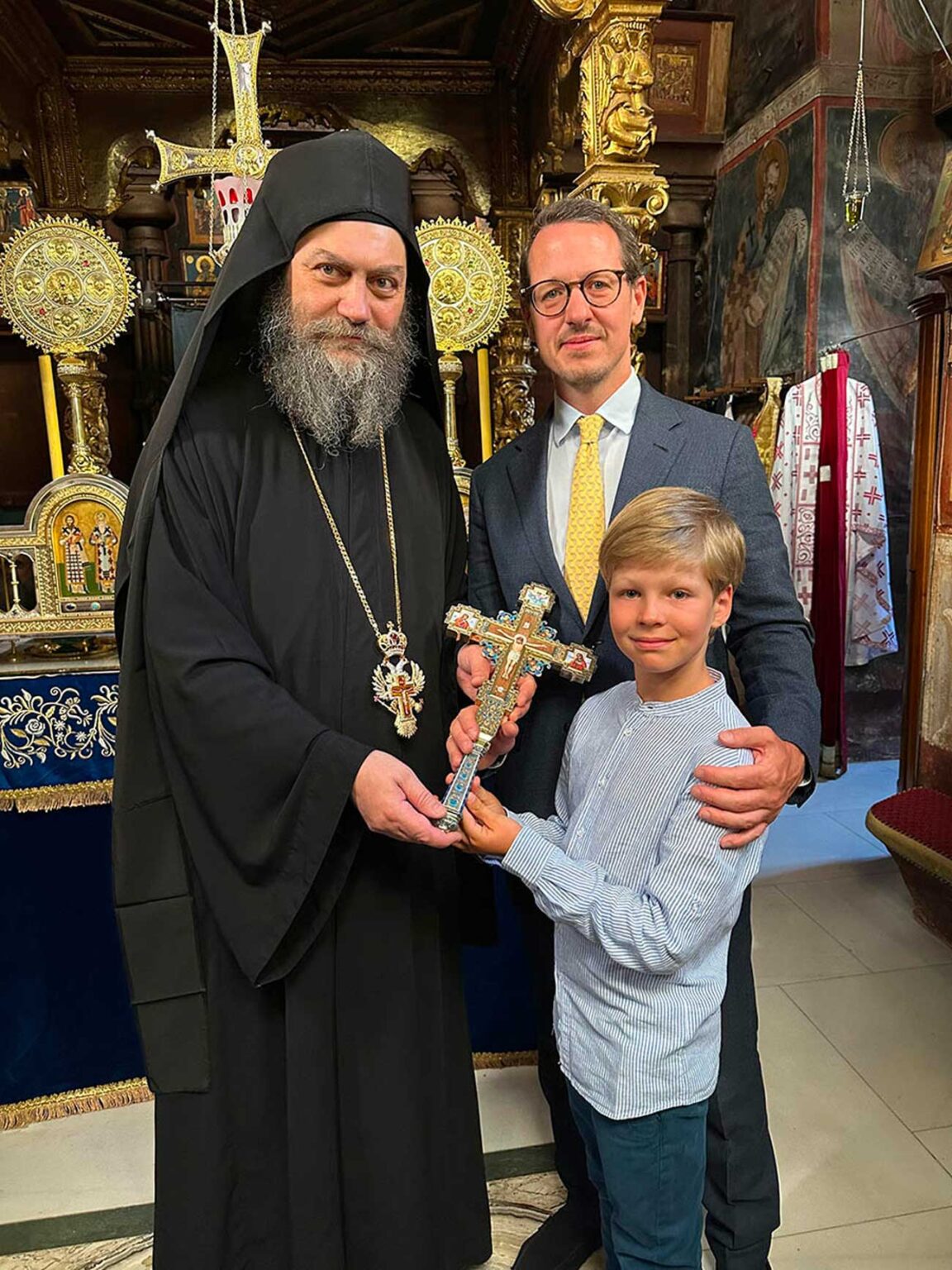 Le prince héréditaire Filip emmène son fils Stefan pour la première ...