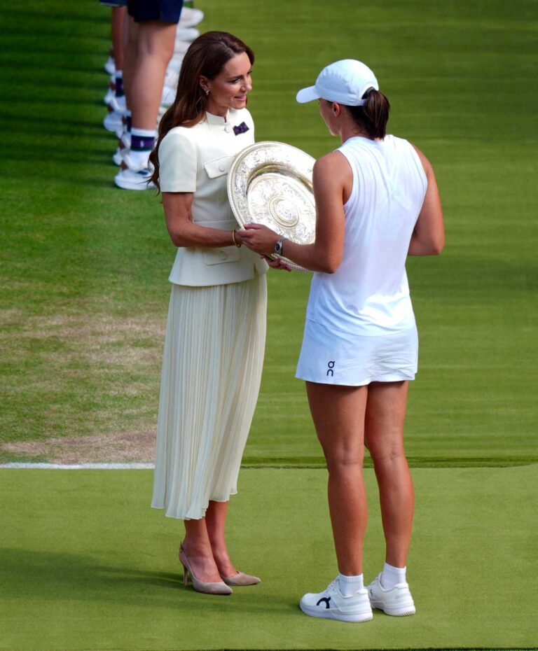 La princesse de Galles vêtue de blanc et portant son traditionnel nœud ...
