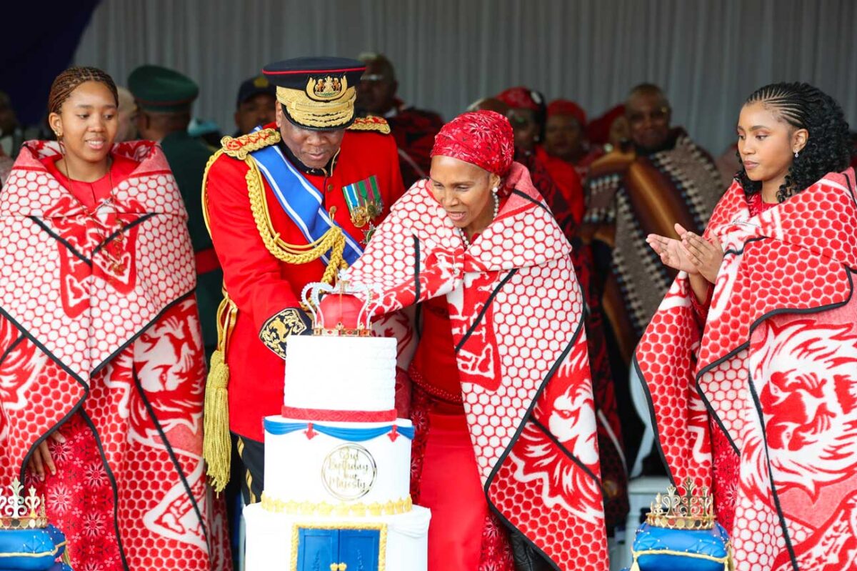 La famille royale entoure le roi Letsie III aux célébrations publiques ...