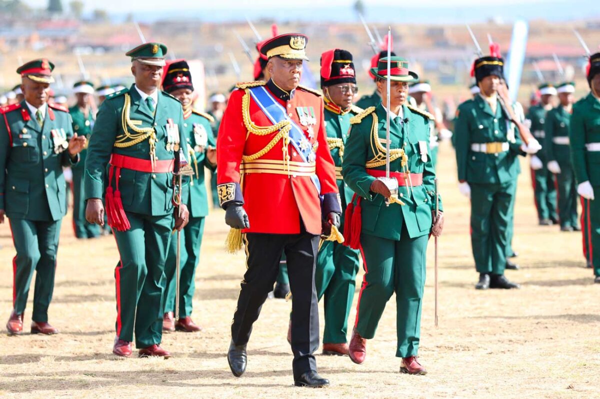 La famille royale entoure le roi Letsie III aux célébrations publiques ...