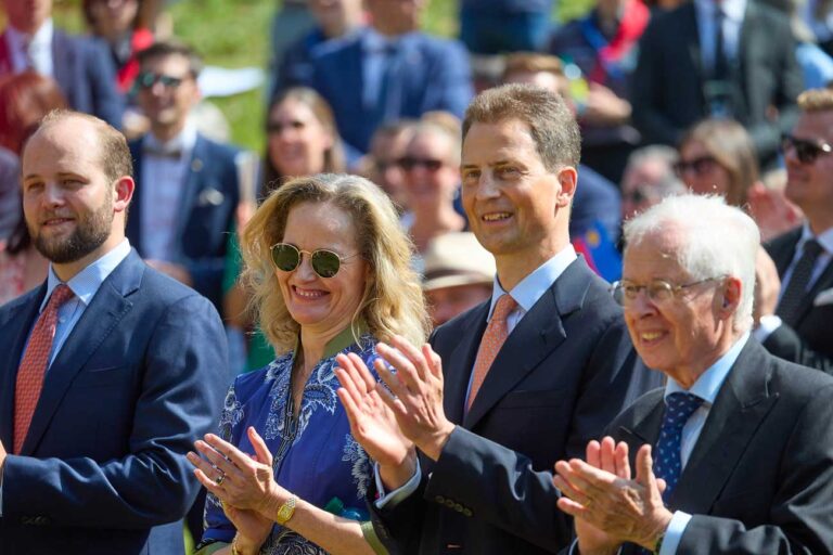 Les Liechtensteinois en liesse autour de la famille princière à quinze ...