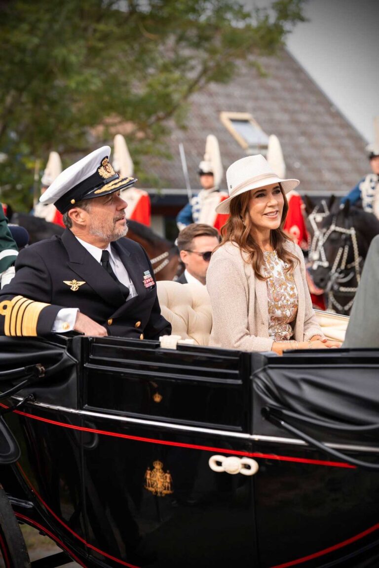 Le roi Frederik X et la reine Mary concluent leur croisière estivale ...