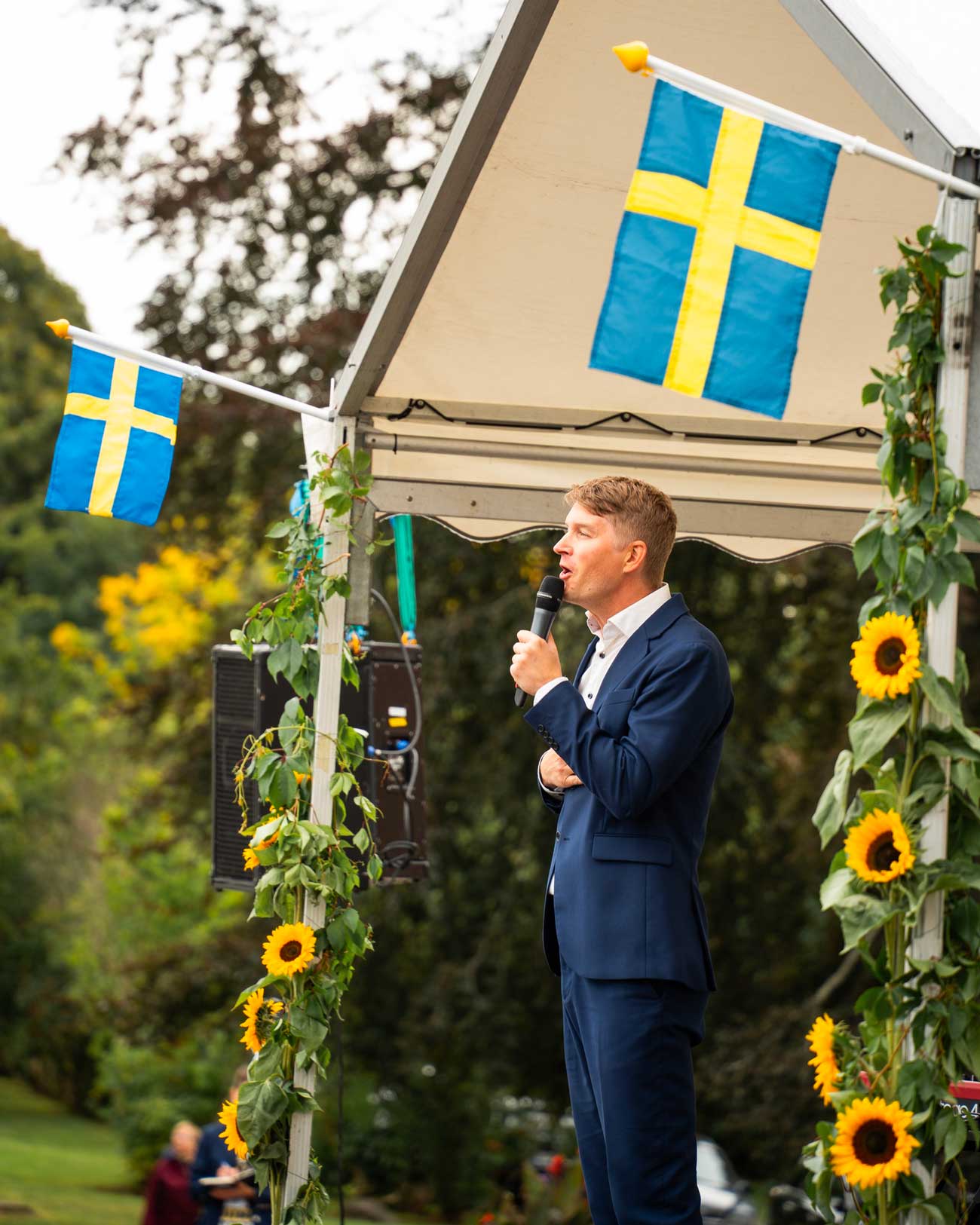 La reine Silvia partage un pique-nique avec les aînés d'Ekerö en tenue traditionnelle