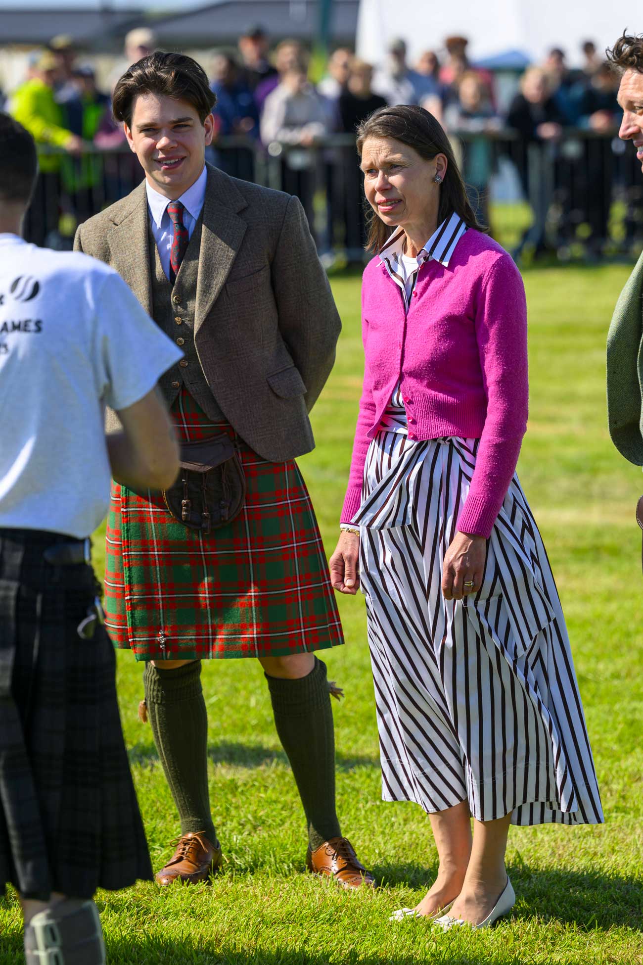 Le roi Charles III porte son tartan personnel et profite d'un moment ...