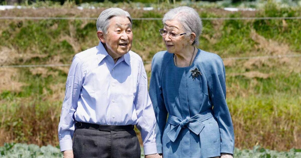 L'empereur émérite Akihito et son épouse se promènent dans un champ de ...