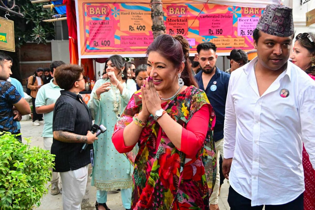 Le roi Gyanendra soutient l'engagement de la princesse héritière Himani au développement des ...