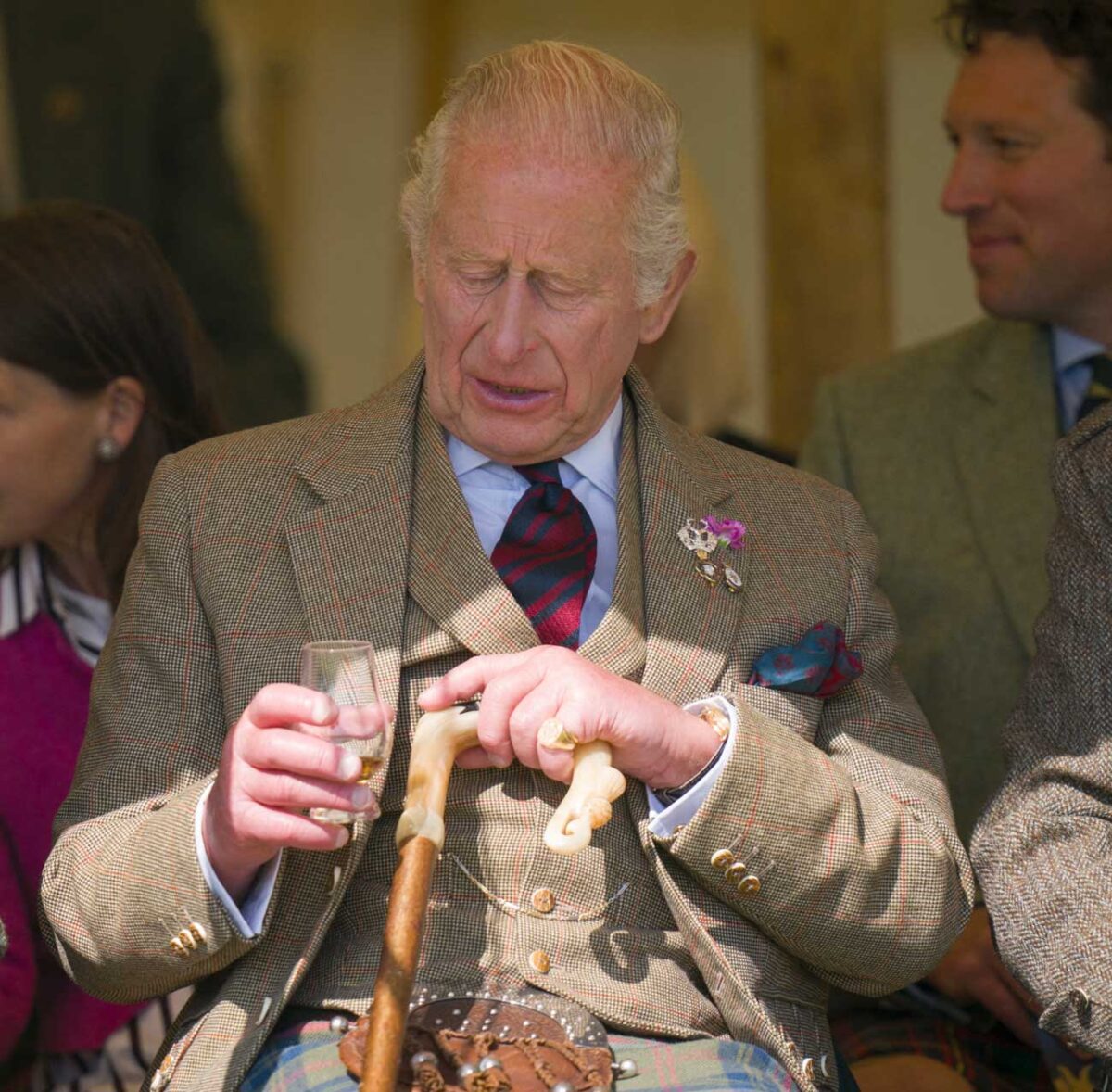 Le roi Charles III porte son tartan personnel et profite d'un moment avec Lady Sarah et Samuel ...