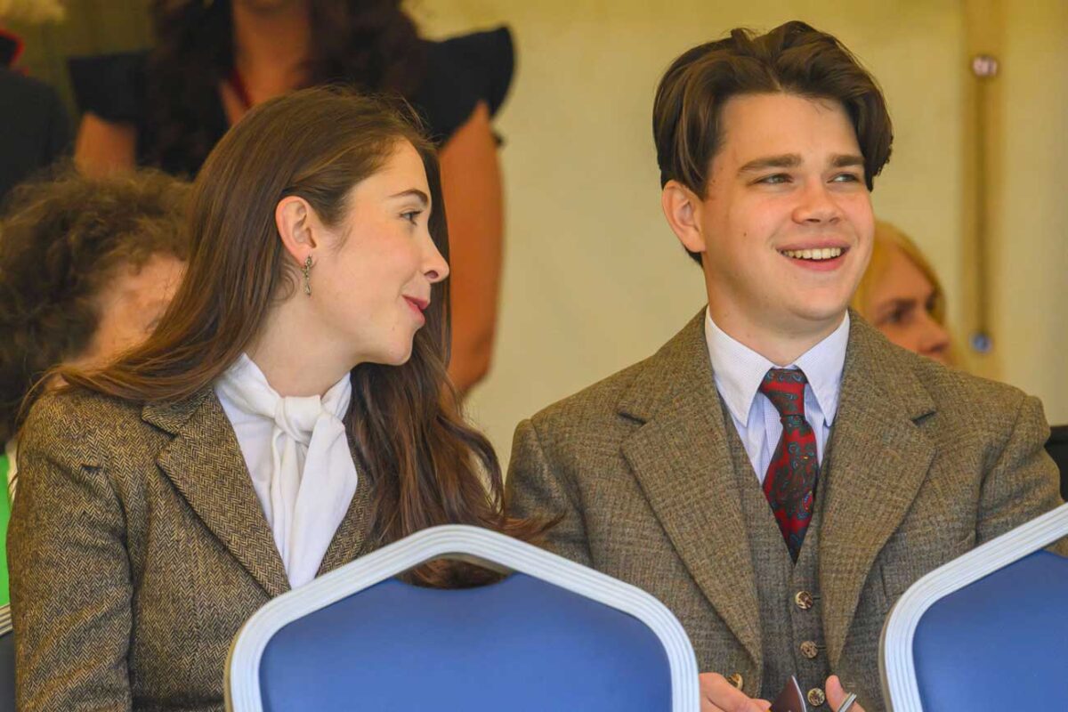 Le roi Charles III porte son tartan personnel et profite d'un moment ...