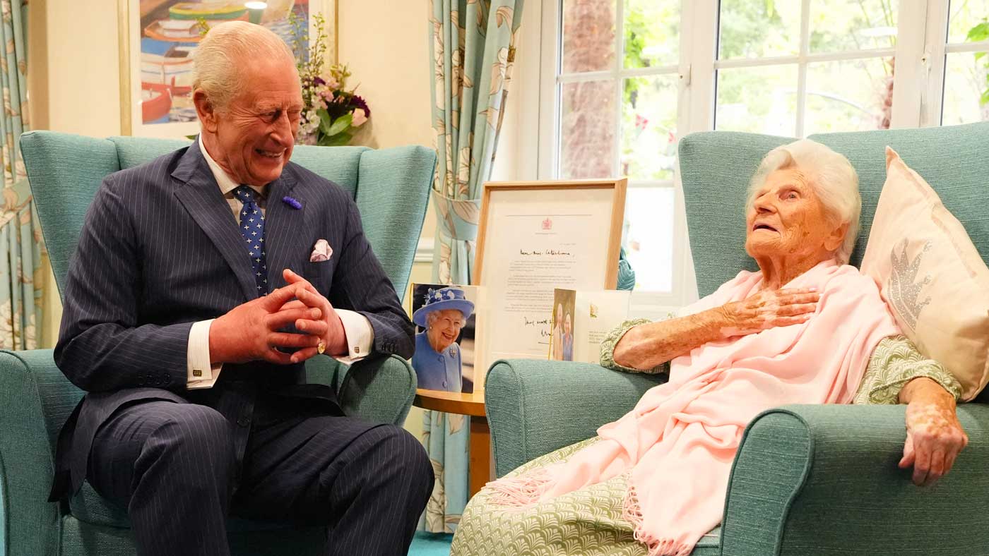 Le roi Charles III rencontre la doyenne de l'humanité : Ethel Caterham ...
