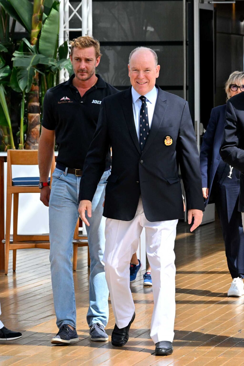 Pierre Casiraghi reçoit l'Admiral's Cup des mains du prince Albert II ...
