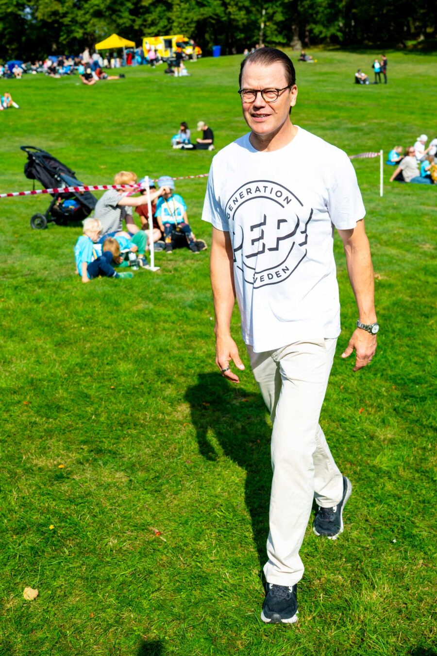 Le prince Daniel motive les enfants à bouger dans le parc de Haga