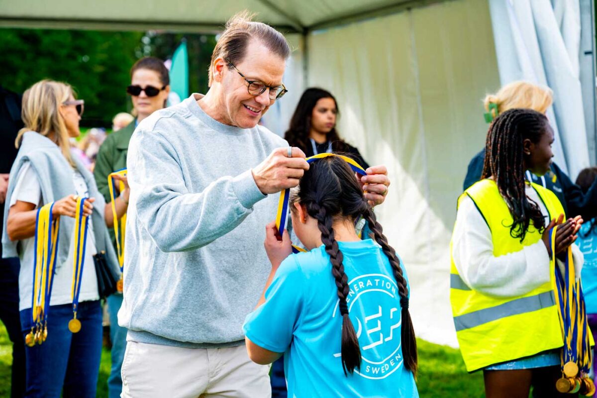Le prince Daniel motive les enfants à bouger dans le parc de Haga