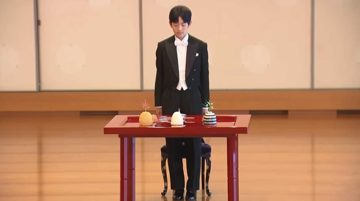 Le prince Hisahito reçoit le grand cordon de l'ordre du Chrysanthème ...