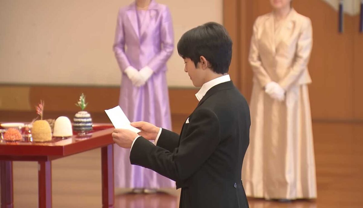 Le prince Hisahito reçoit le grand cordon de l'ordre du Chrysanthème ...