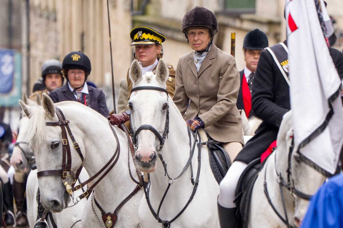 La princesse Anne perpétue une tradition séculaire à dos de cheval à ...