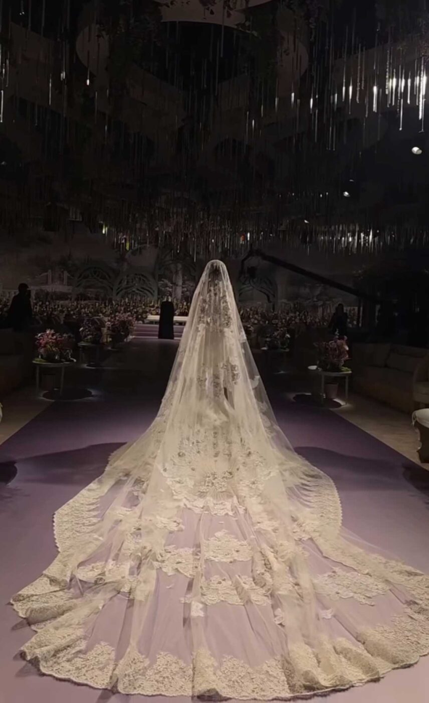 La princesse Nouf porte une robe Dolce & Gabbana et un voile vertigineux à son mariage
