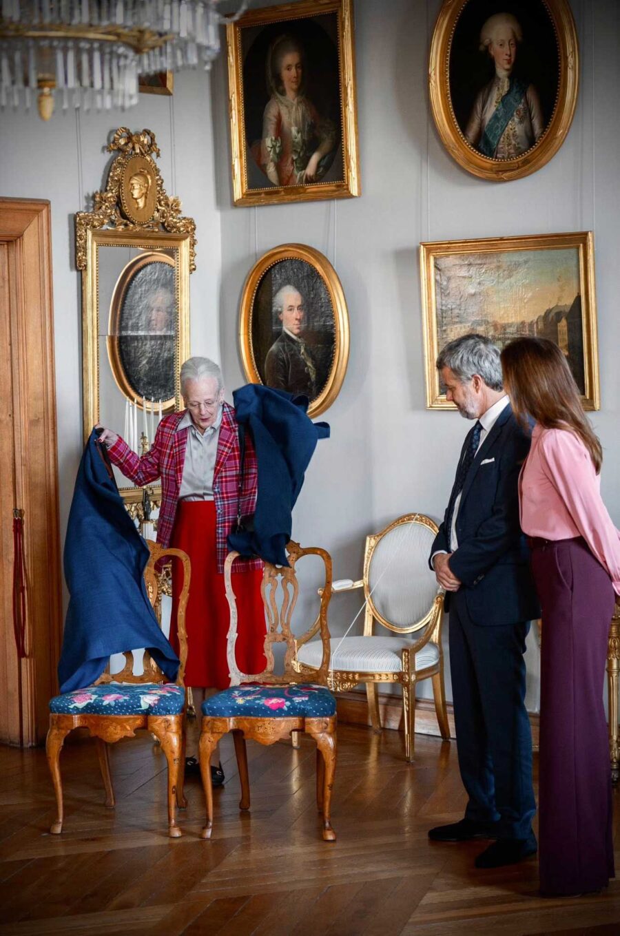 La reine Margrethe a conçu des trônes pour son fils Frederik X et sa ...