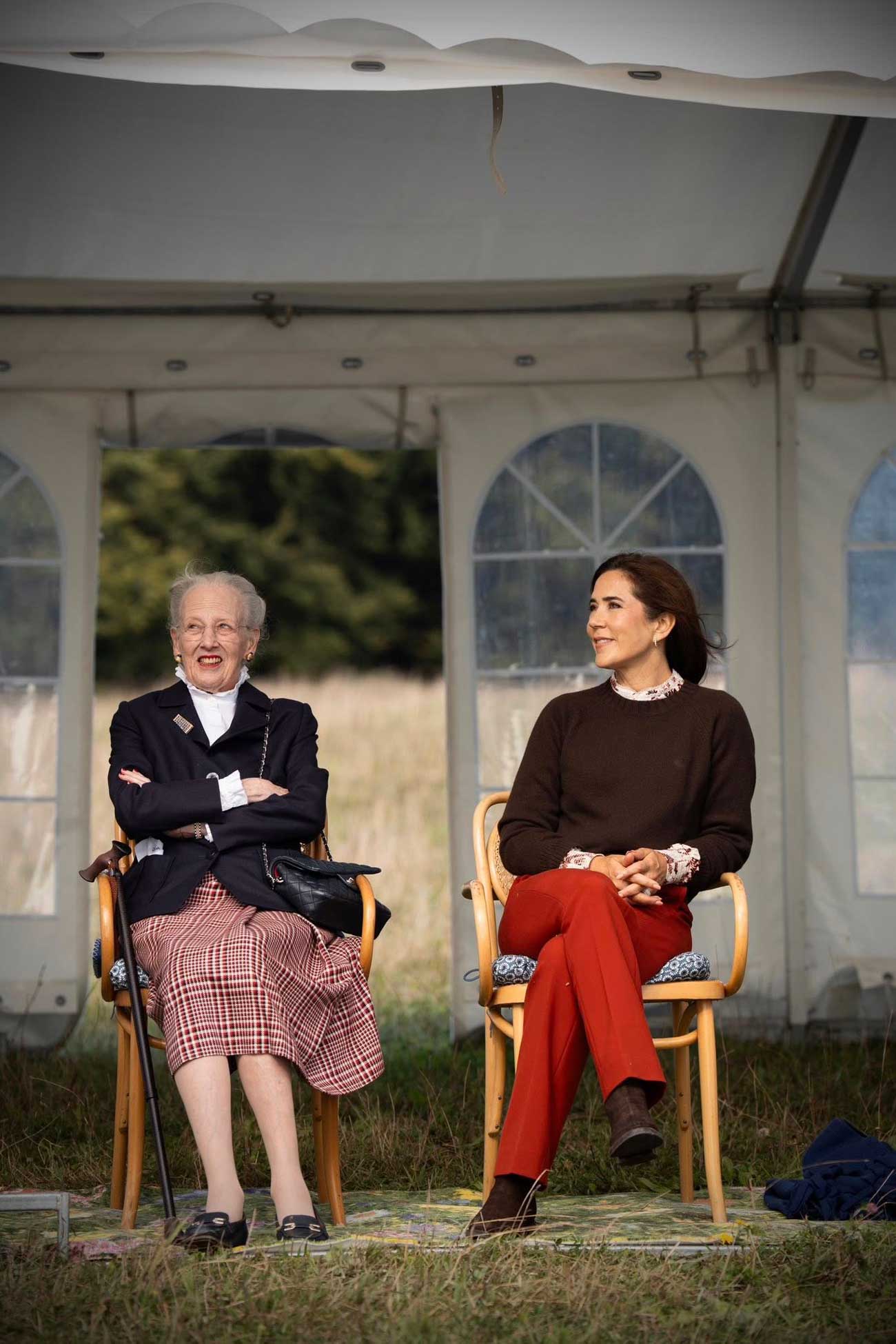 La reine Mary et la reine Margrethe se retrouvent au bord des falaises ...