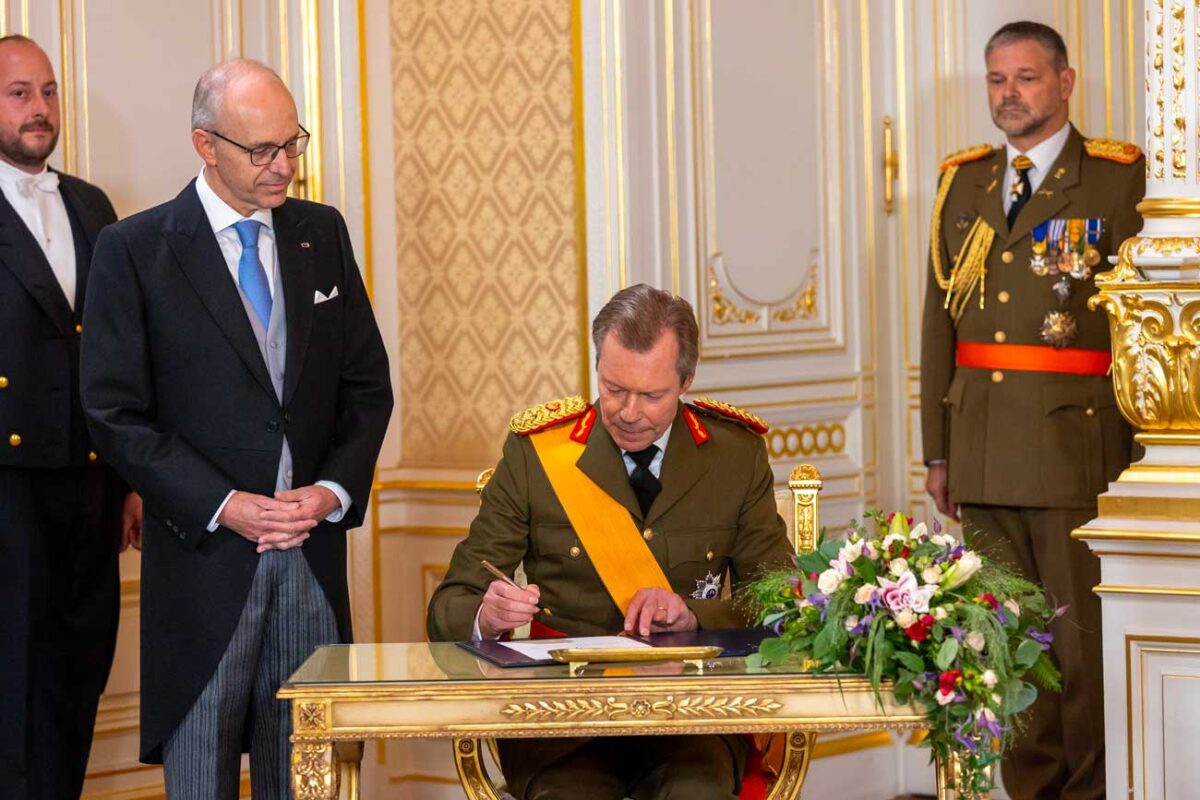 La princesse Élisabeth assiste à l'avènement au trône de son cousin ...