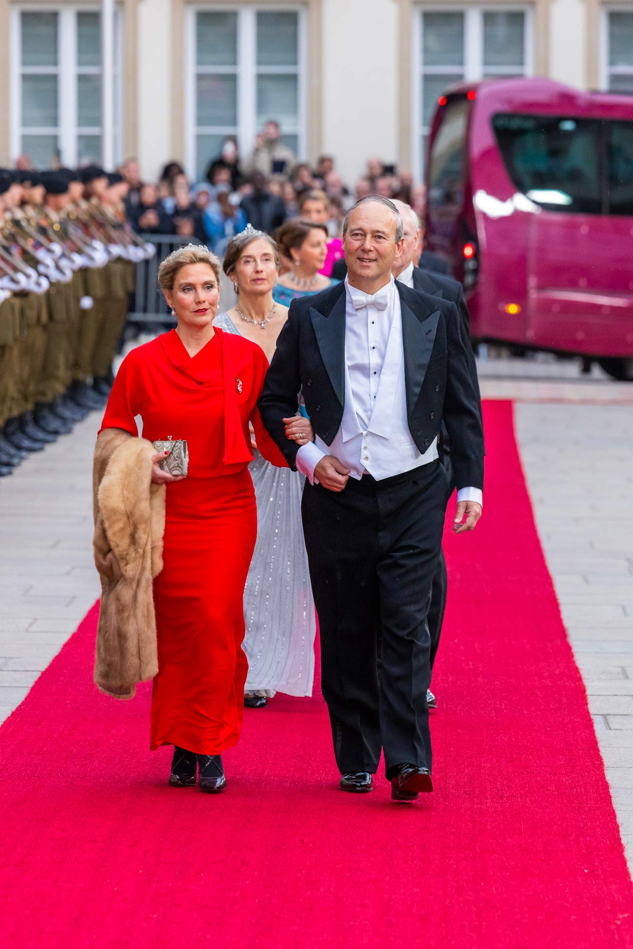 Die Gräfinnen von Lannoy tragen ihre Diademe bei Stéphanie's erster ...