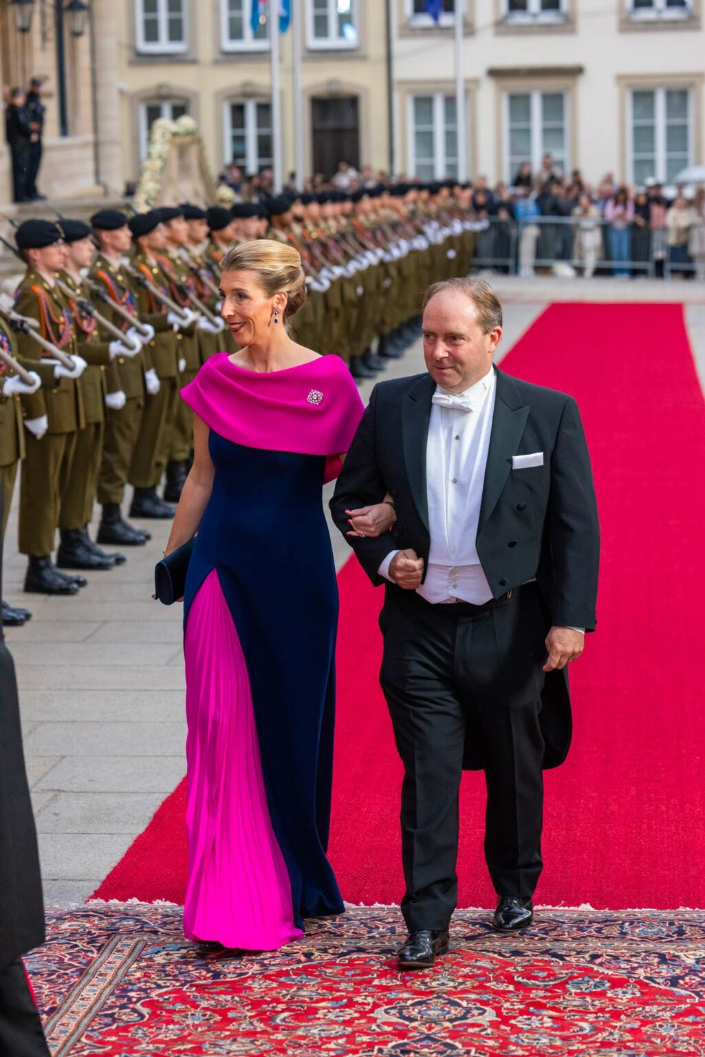 Die Gräfinnen von Lannoy tragen ihre Diademe bei Stéphanie's erster ...