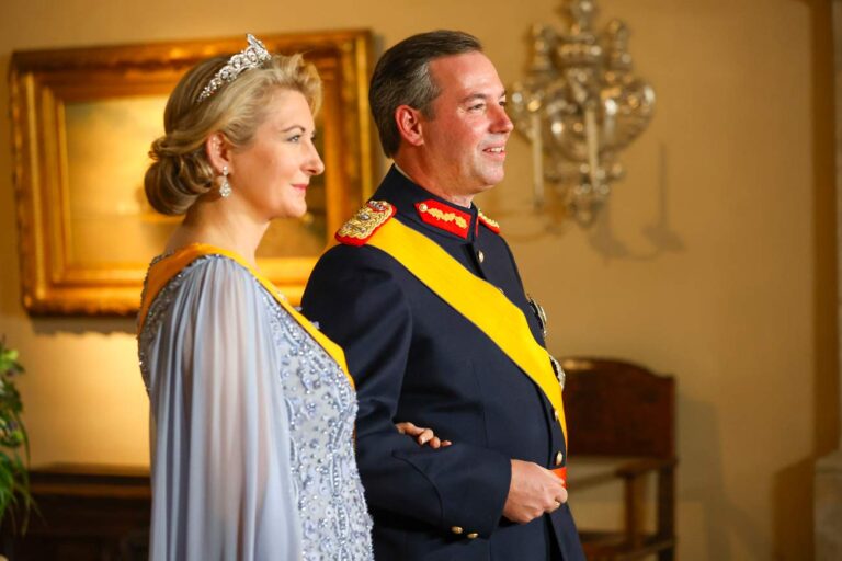 Stéphanie de Luxembourg porte pour la première fois le diadème belge au ...