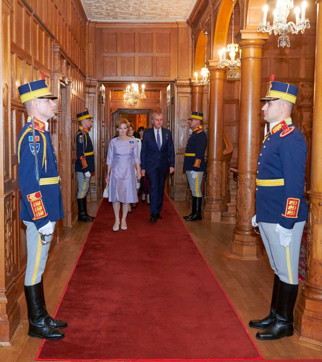La famille royale rend hommage au roi Ferdinand 1er et à la reine Marie ...