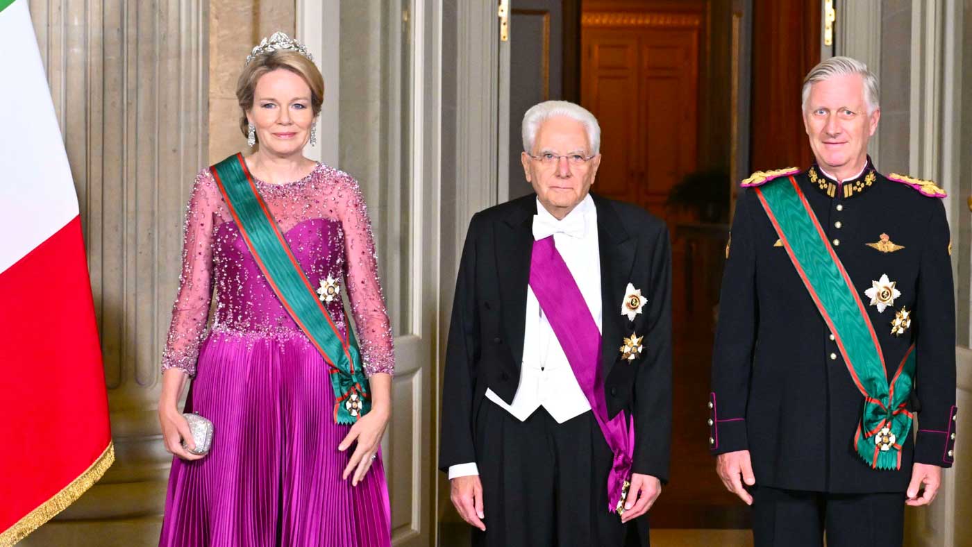 La reine Mathilde porte sa couronne de laurier et une robe Armani en hommage à l'Italie au ...