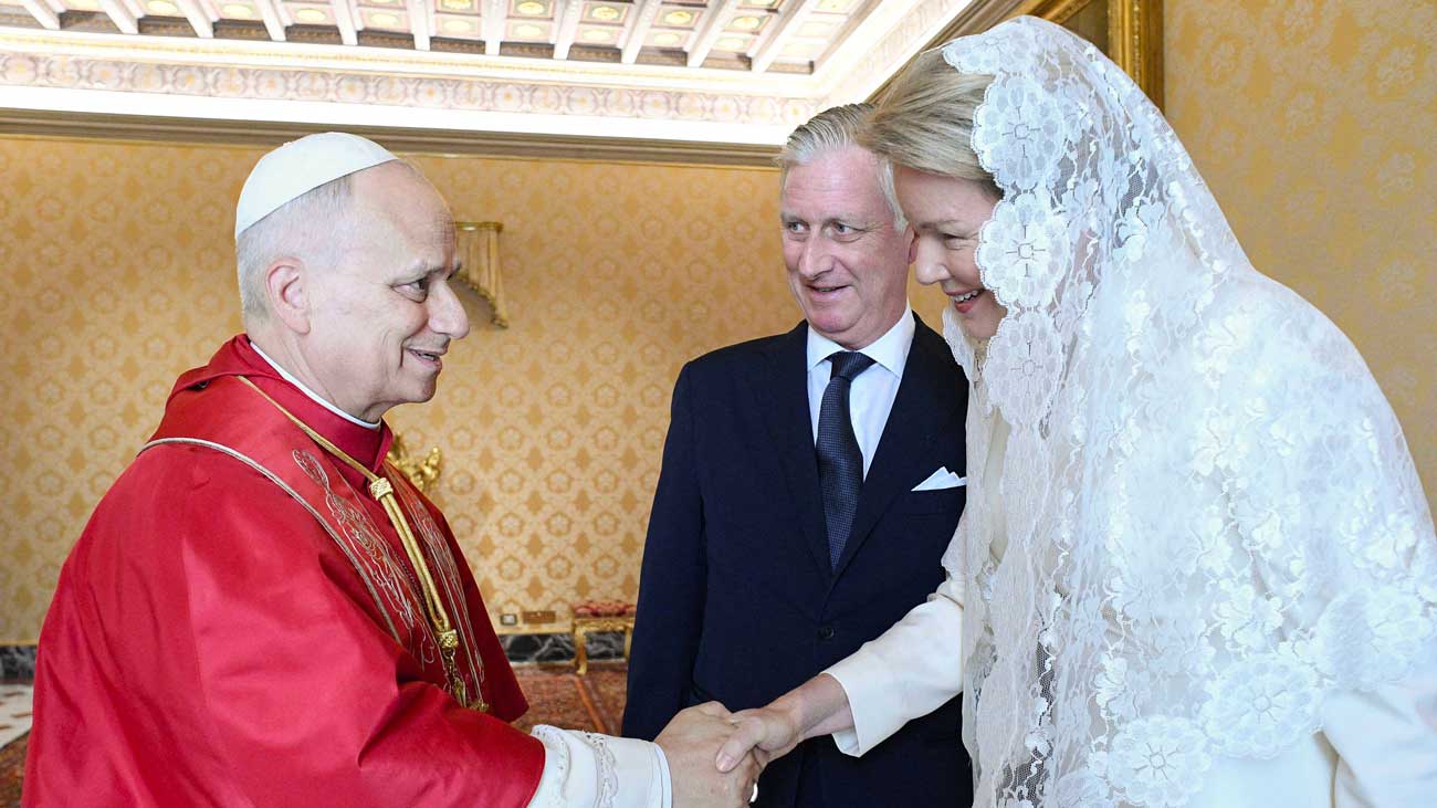 La reine Mathilde use du privilège du blanc pour accompagner le roi ...