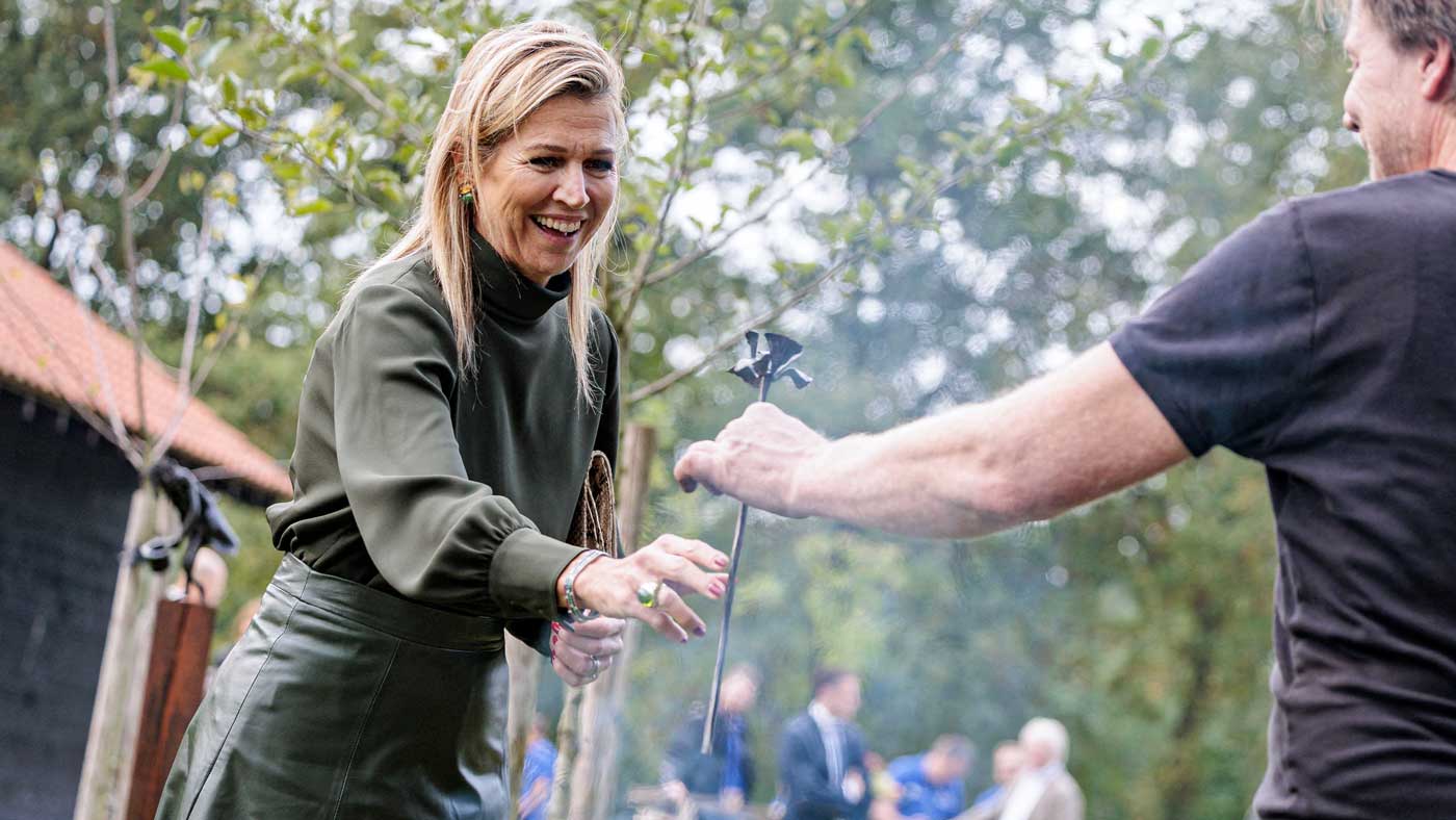 La reine Máxima rencontre des apprentis artisans