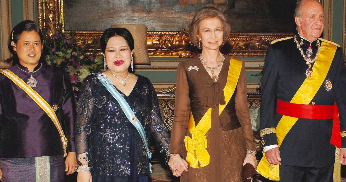 Quand la reine Sofia tenait la reine Sirikit par la main : en mémoire de leur amitié, la reine ...