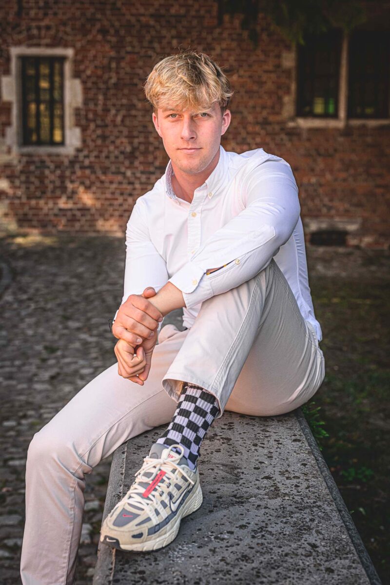 Le prince Emmanuel pose pour ses 20 ans dans la ville où il étudie