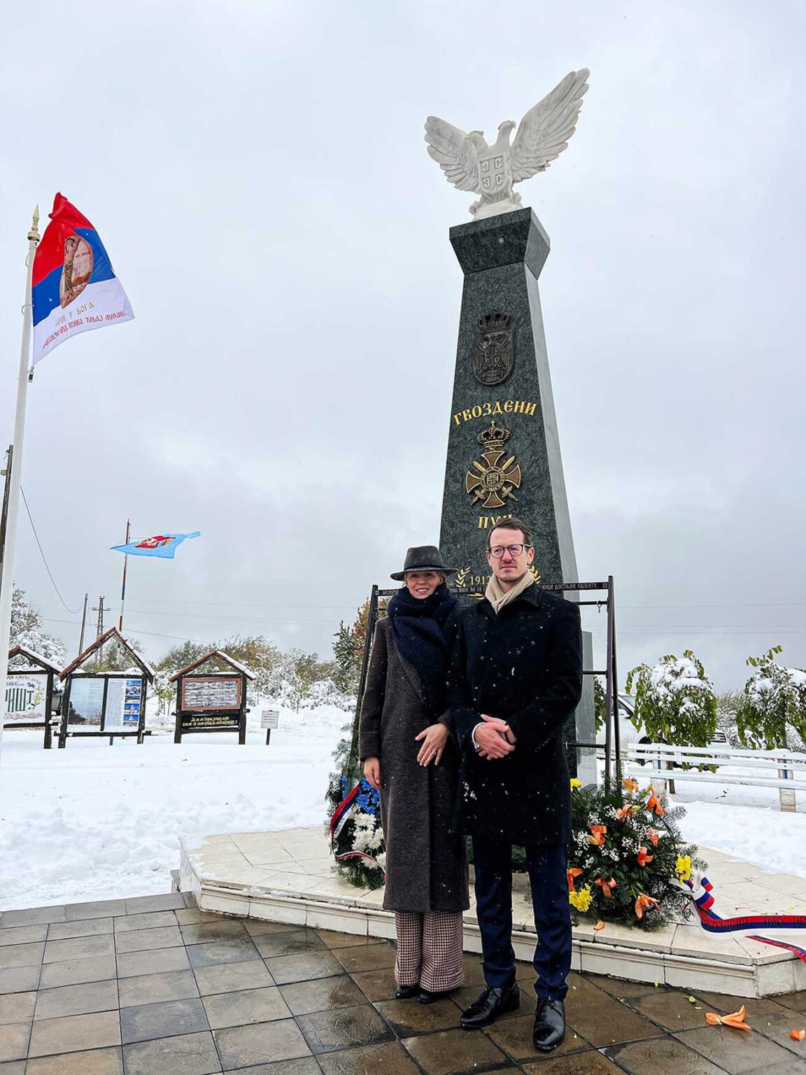 Erbprinz Filip und Prinzessin Danica ehren das Eiserne Regiment im Schnee