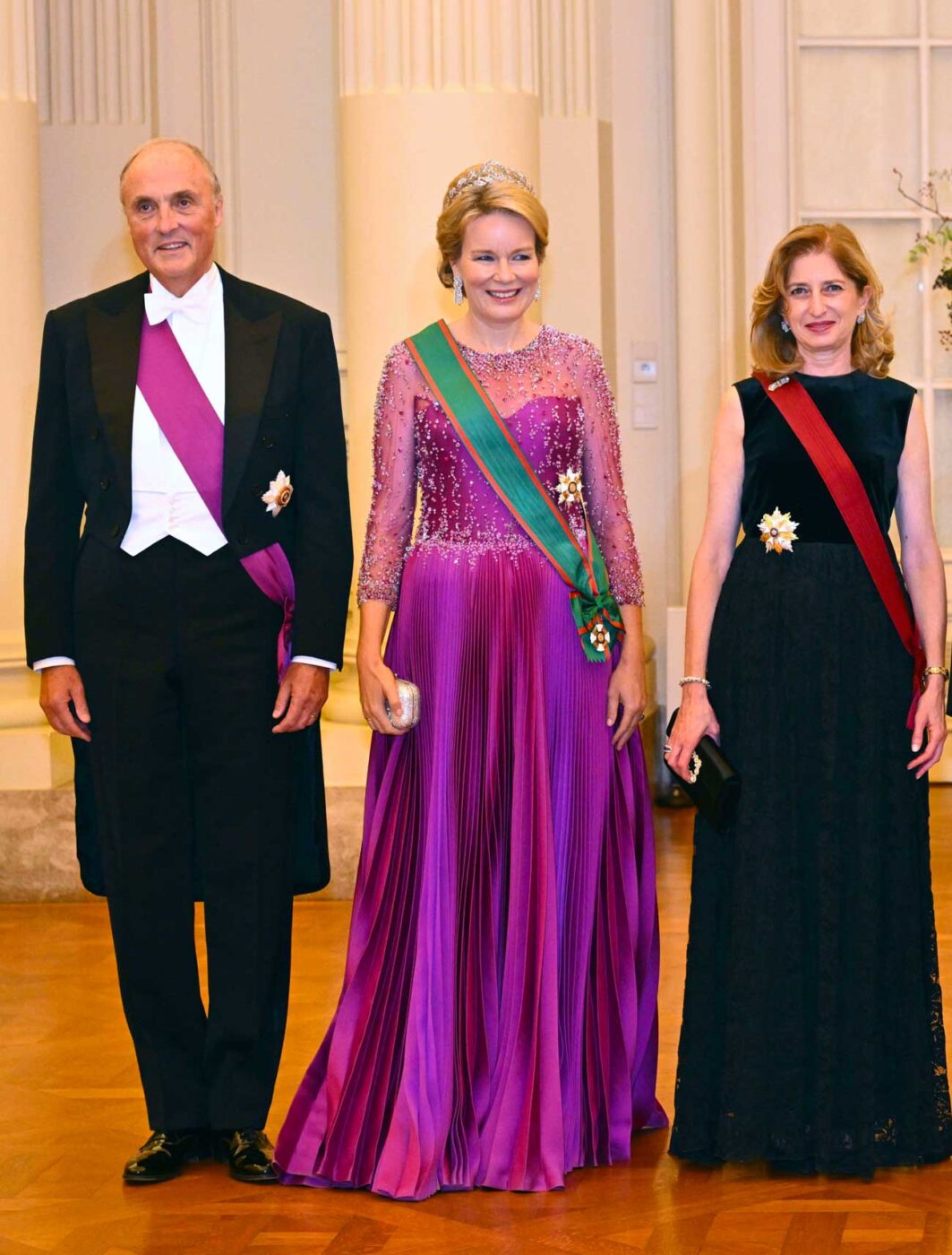 La reine Mathilde porte sa couronne de laurier et une robe Armani en ...