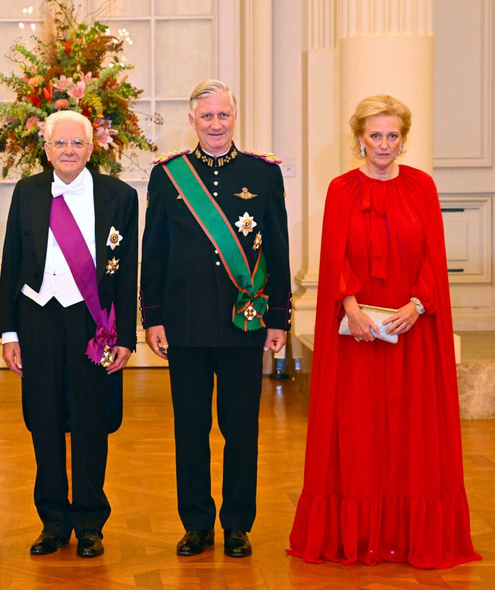 La reine Mathilde porte sa couronne de laurier et une robe Armani en ...