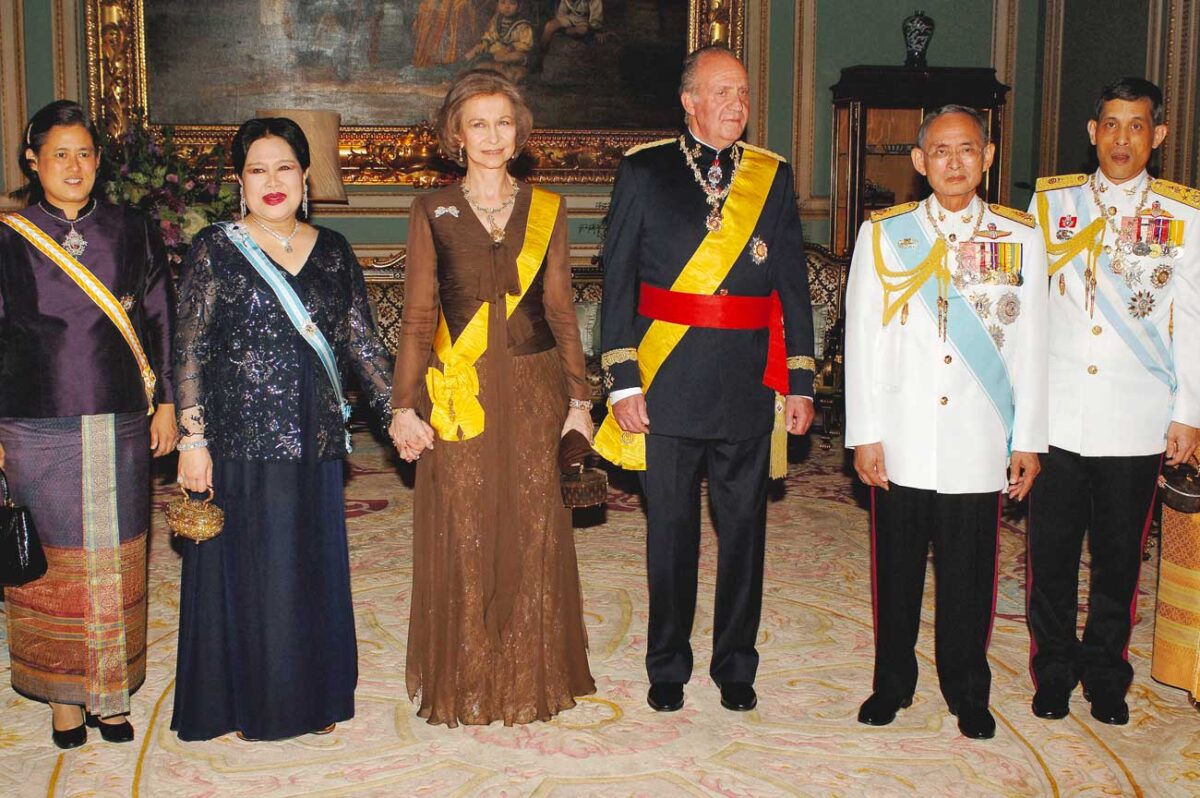 Quand la reine Sofia tenait la reine Sirikit par la main : en mémoire ...