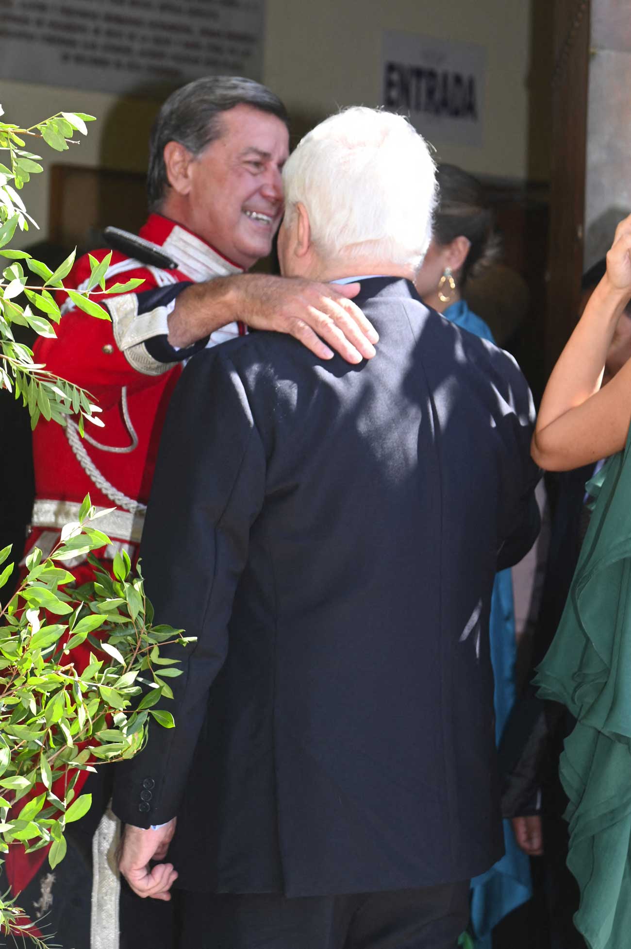 Le mariage tant attendu du duc d'Arjona apaise la famille d'Albe enfin ...