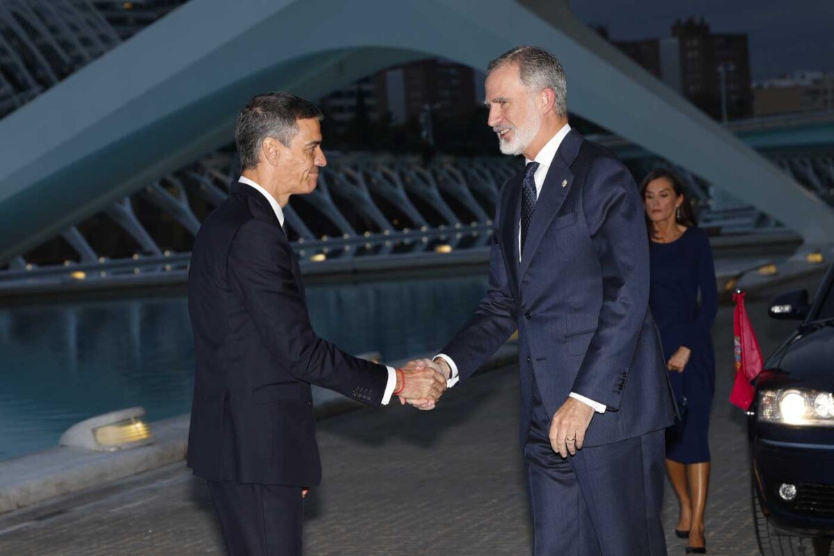 König Felipe VI. und Königin Letizia gedenken ein Jahr nach dem Sturm ...