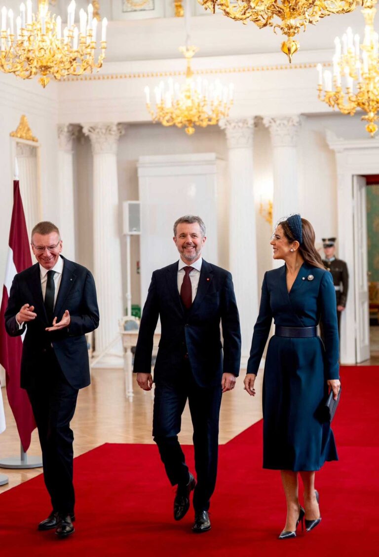 Le roi Frederik X et la reine Mary accueillis au château de Riga par le ...