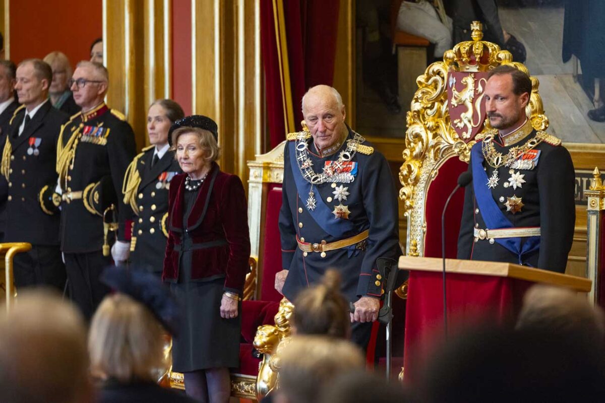 Ouverture solennelle du parlement par le roi Harald V entouré de la ...