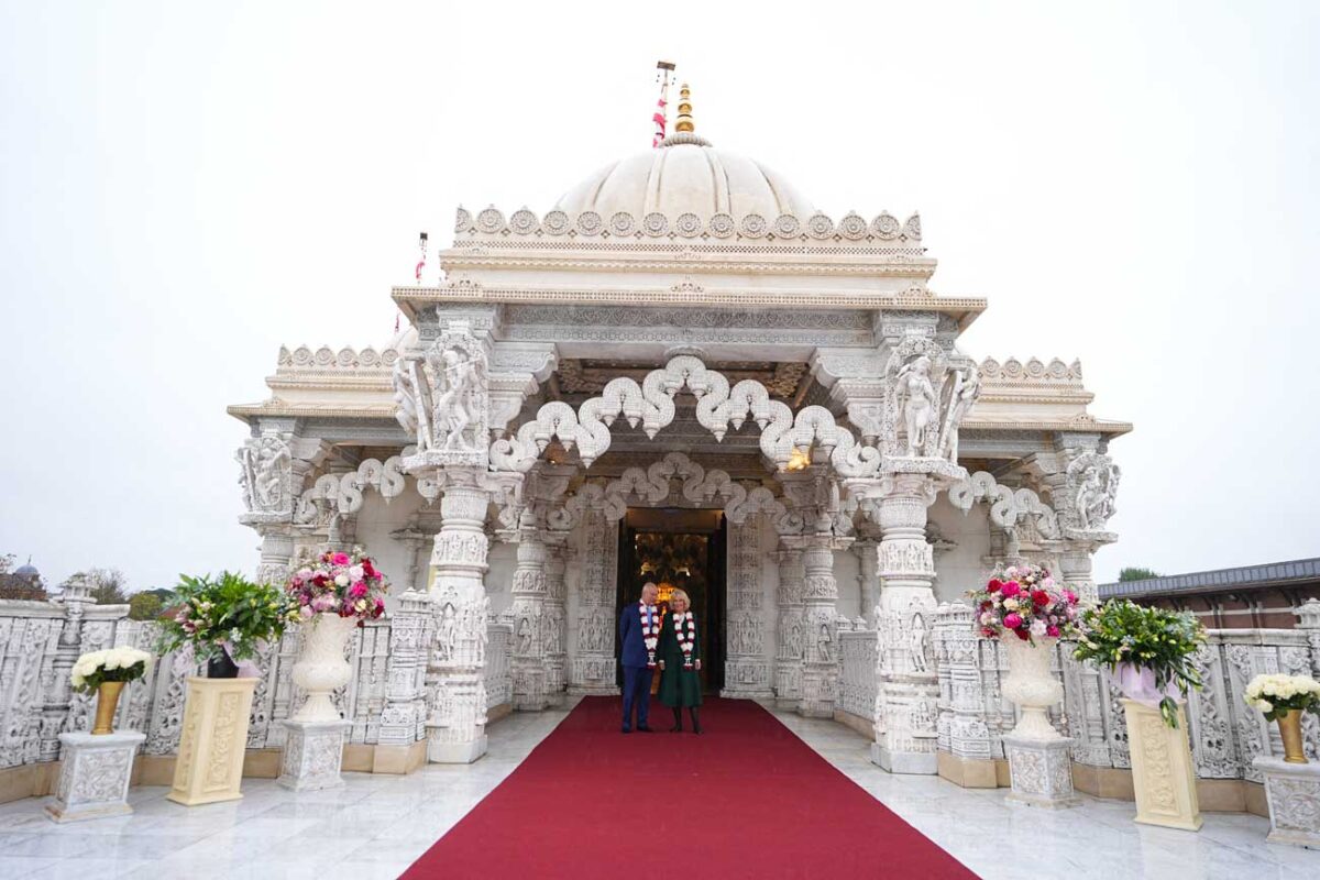 Le roi Charles III et la reine Camilla visitent le plus grand temple hindou