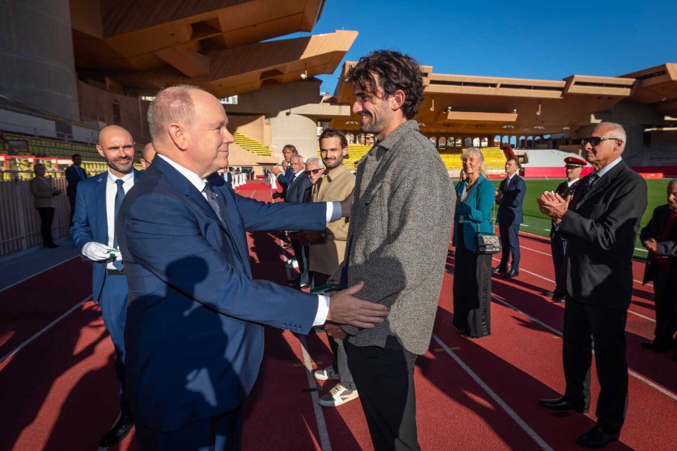 Le prince Albert II récompense son neveu Louis Ducruet sous le regard ...