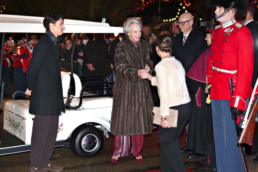 La reine Margrethe applaudie par la reine Sonja et le comte Nikolai sur ...