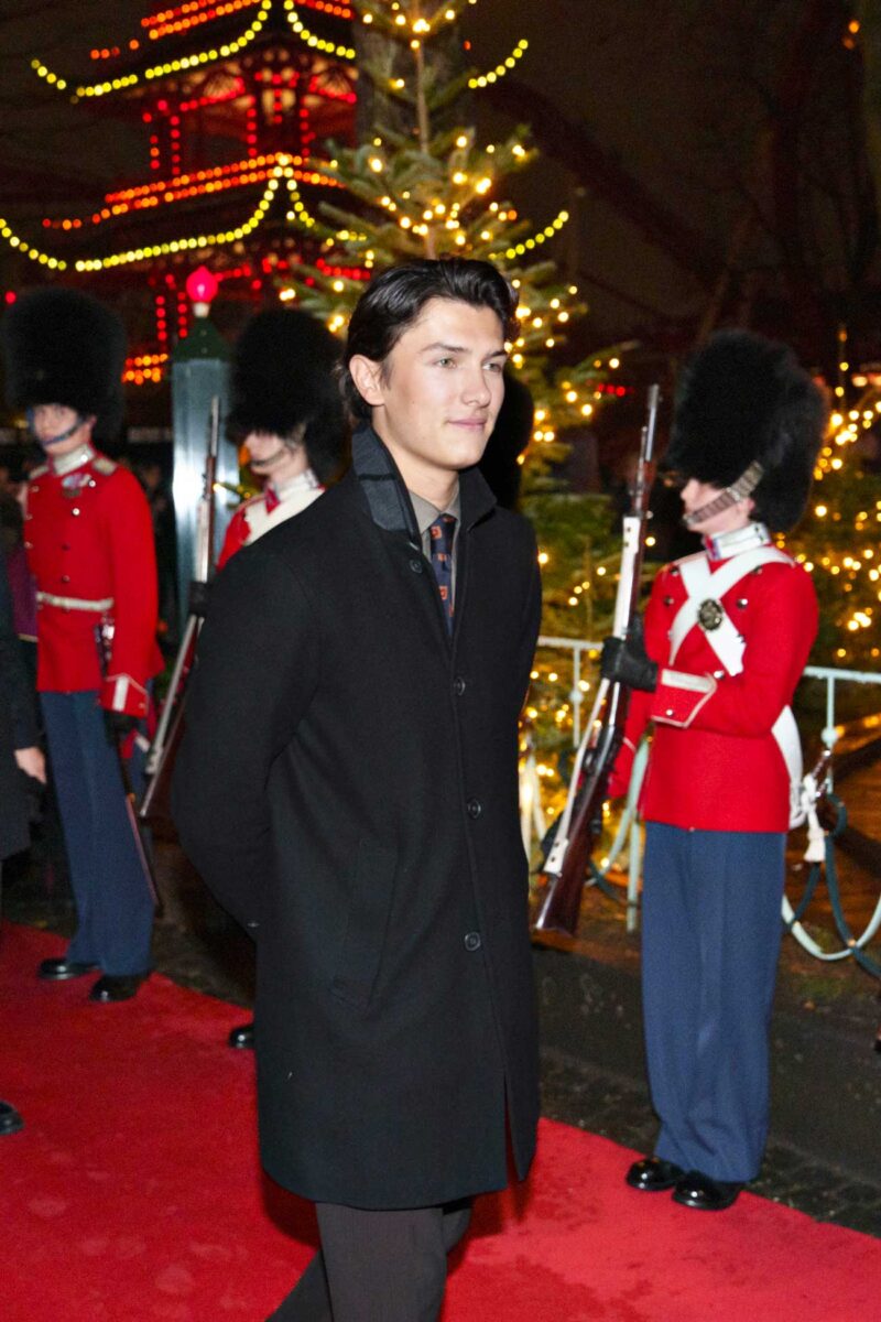 La reine Margrethe applaudie par la reine Sonja et le comte Nikolai sur la scène du théâtre Tivoli